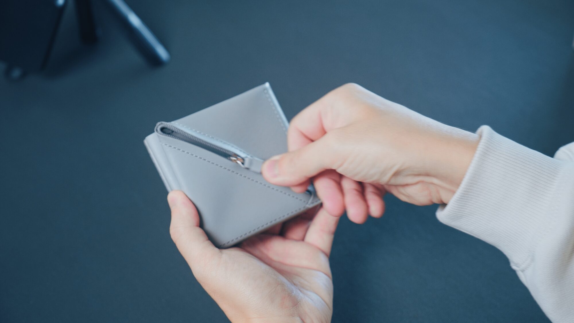 全てが使いやすいコンパクト財布 : i ro se『SLANT SHORT WALLET』 - モノレビュー | nouns Magazine