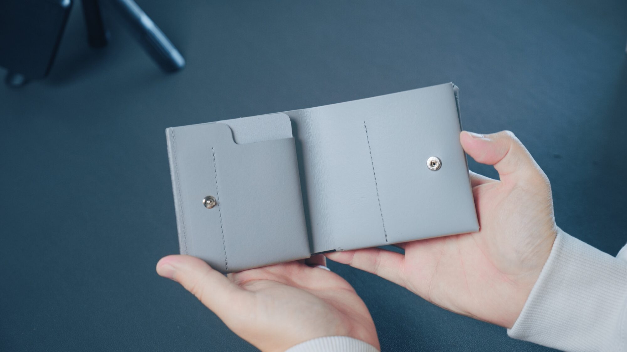 全てが使いやすいコンパクト財布 : i ro se『SLANT SHORT WALLET』 - モノレビュー | nouns Magazine