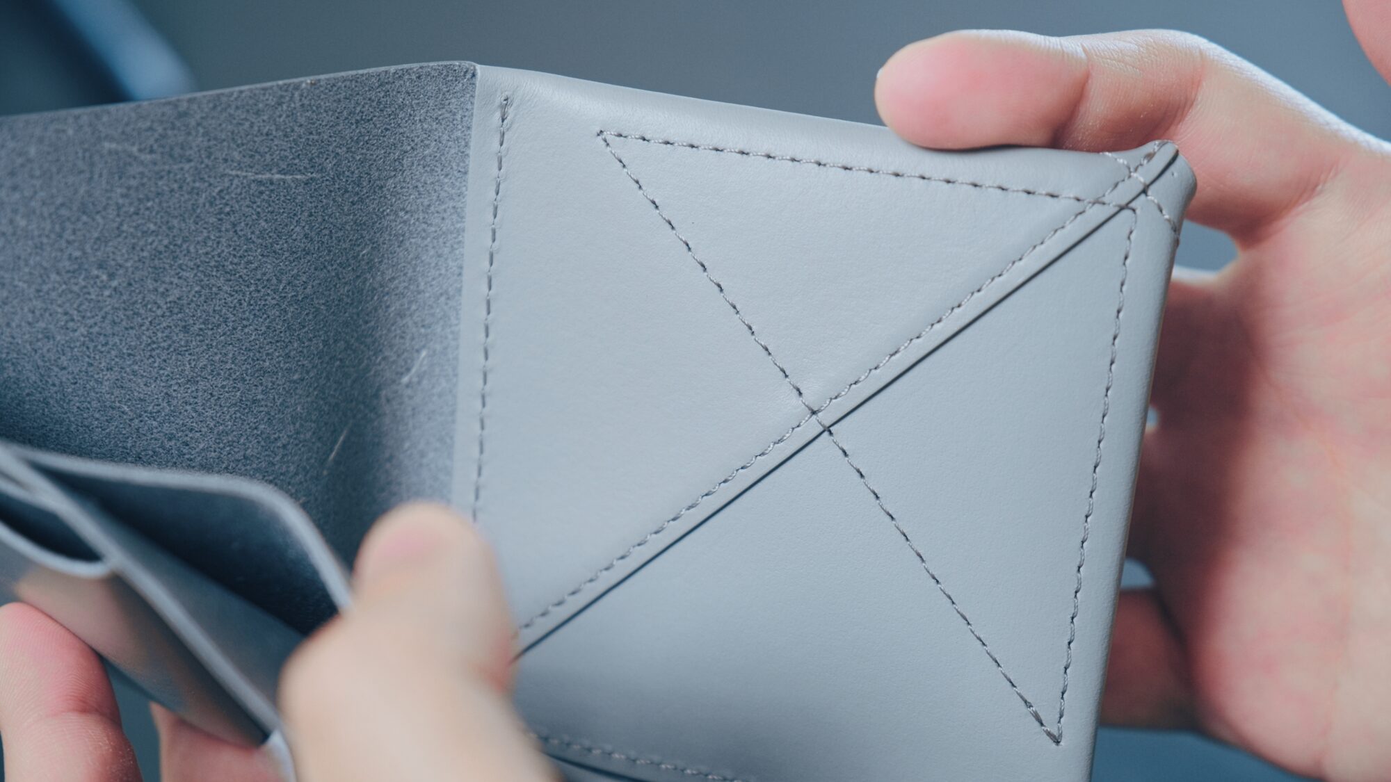 全てが使いやすいコンパクト財布 : i ro se『SLANT SHORT WALLET』 - モノレビュー | nouns Magazine