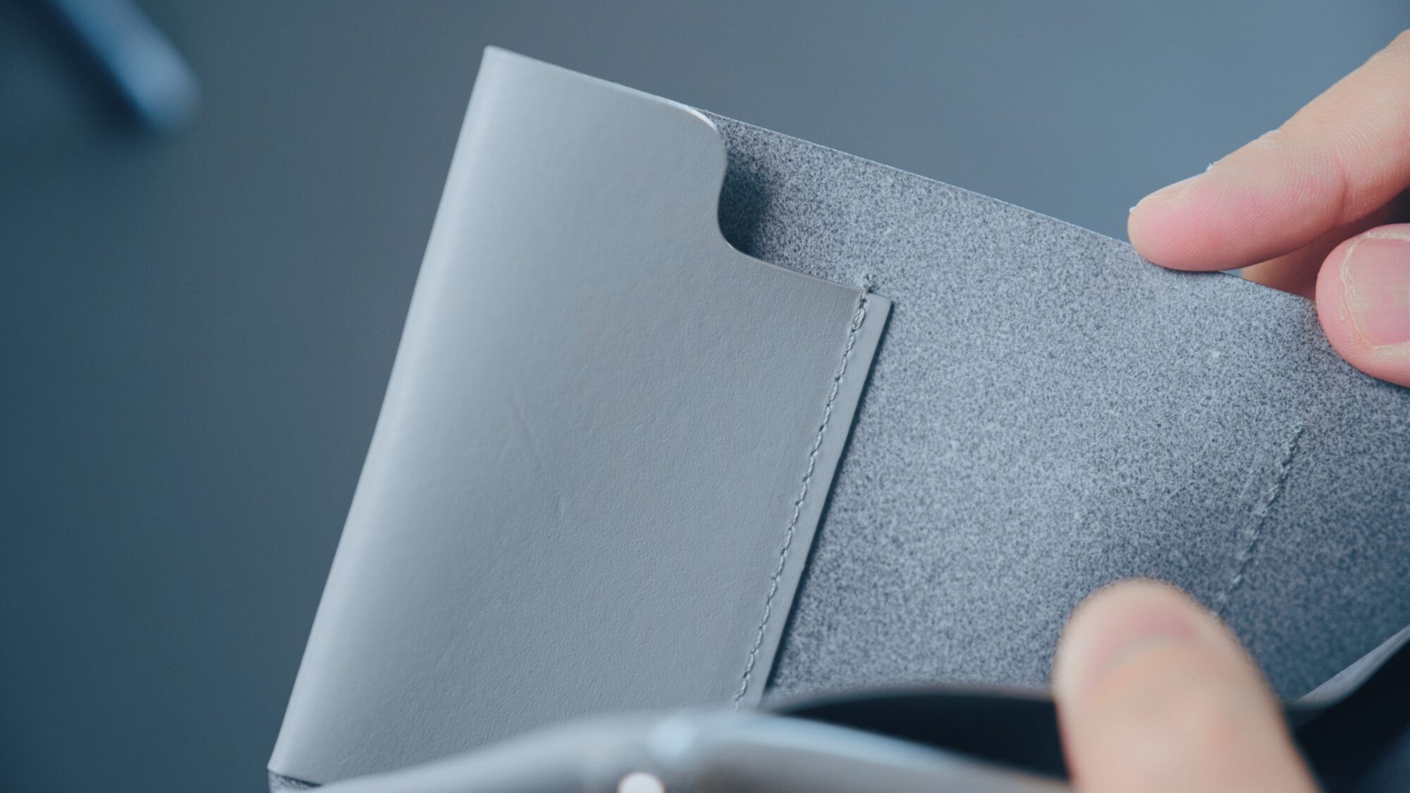 全てが使いやすいコンパクト財布 : i ro se『SLANT SHORT WALLET』 - モノレビュー | nouns Magazine