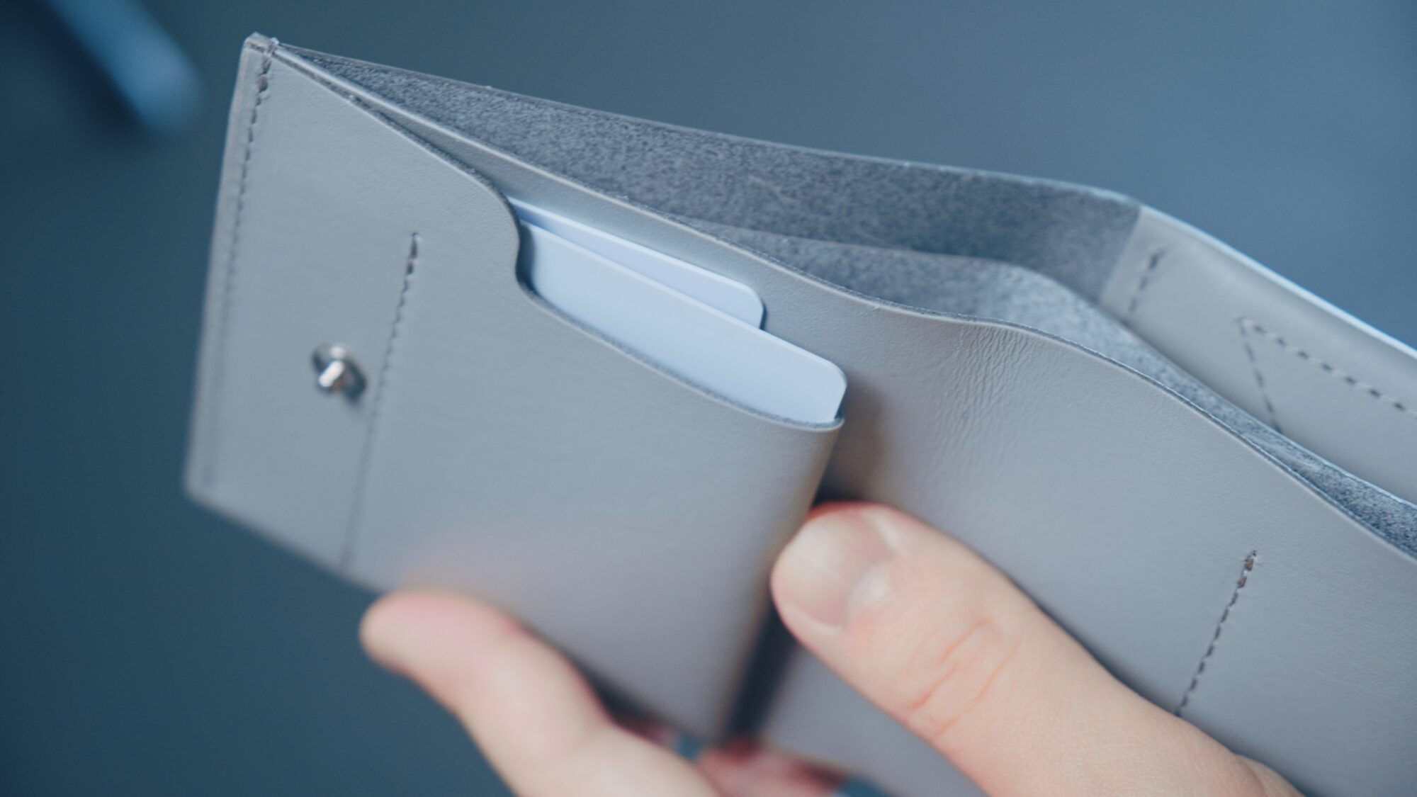 全てが使いやすいコンパクト財布 : i ro se『SLANT SHORT WALLET』 - モノレビュー | nouns Magazine