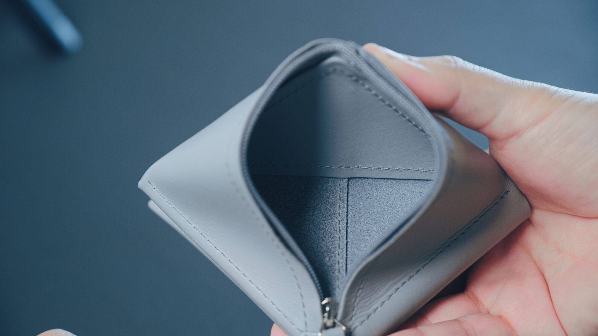 全てが使いやすいコンパクト財布 : i ro se『SLANT SHORT WALLET』 - モノレビュー | nouns Magazine